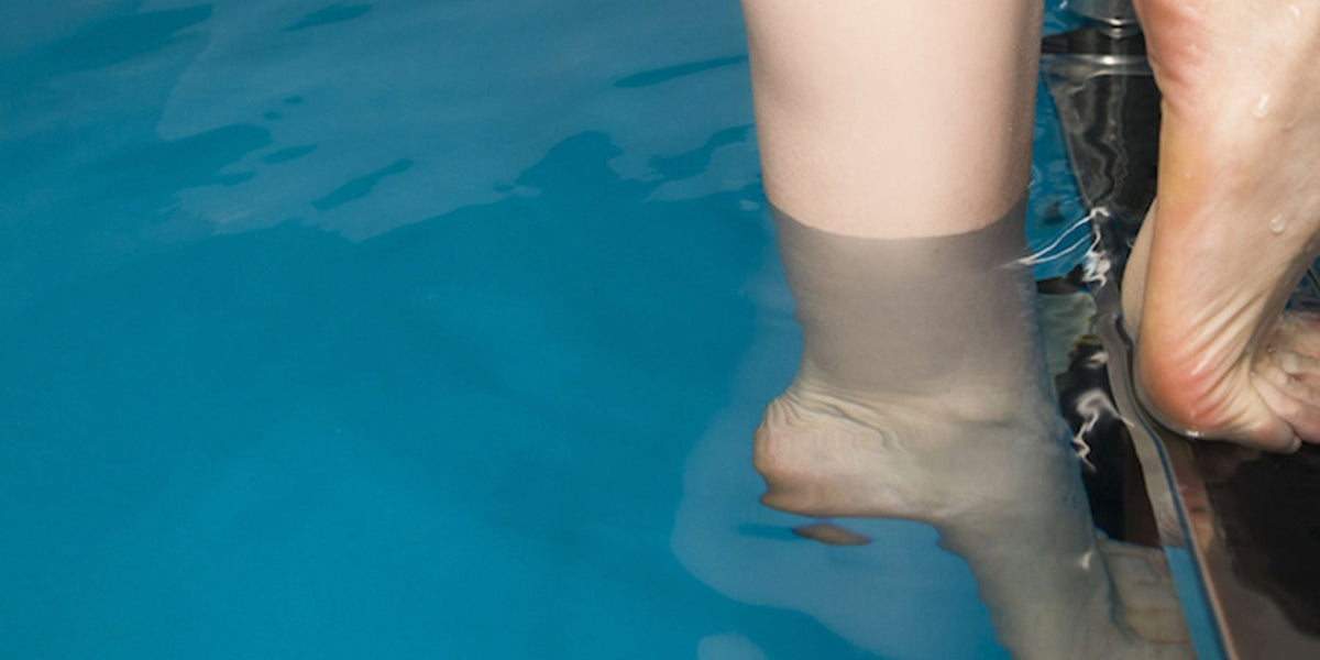 The 4 Best Ways To Get In & Out Of Your Swimming Pool | Pool Ladders ...