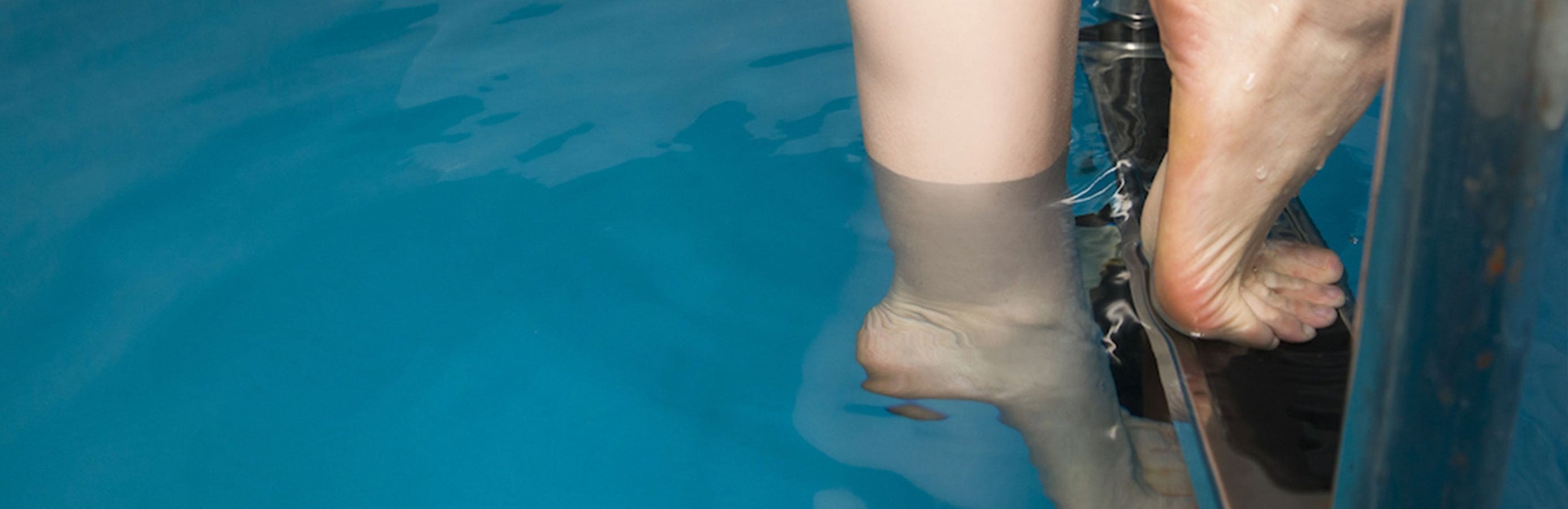 The 4 Best Ways To Get In & Out Of Your Swimming Pool | Pool Ladders ...